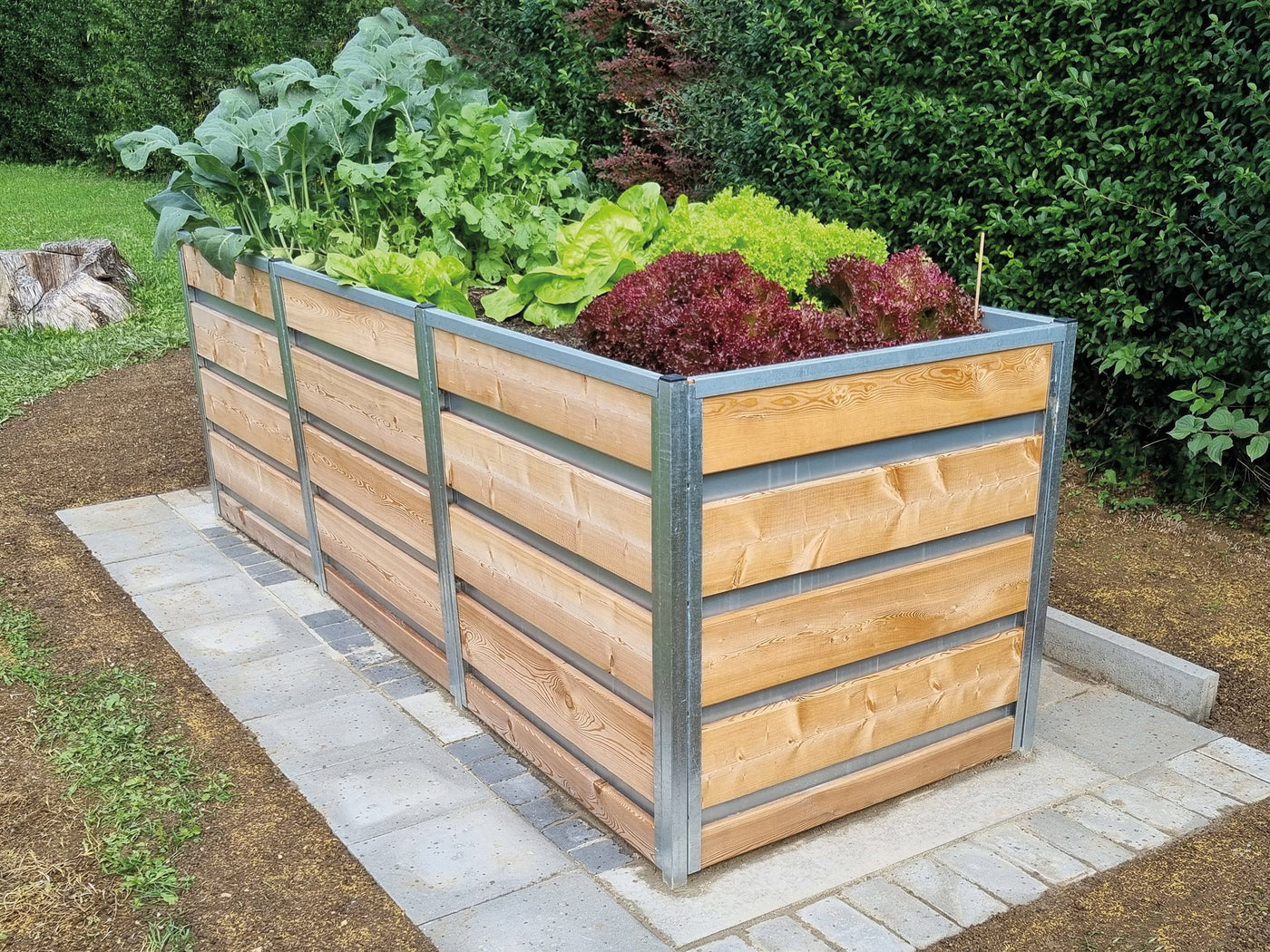 Hochbeete aus Lärchenholz und verzinktem Stahl.